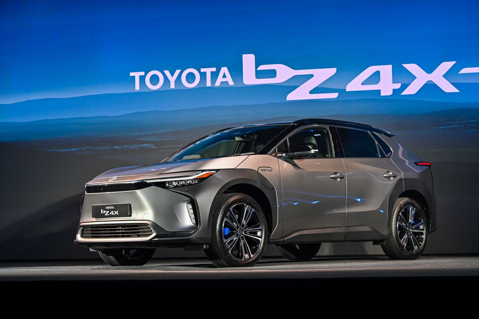 เผยโฉม Toyota bZ4X คันจริง รถไฟฟ้ารุ่นใหม่ พาชมรายละเอียด รอบๆ คัน!