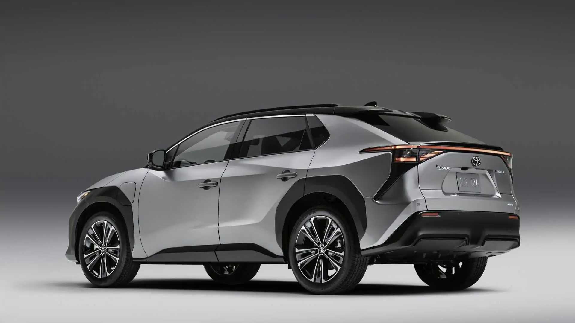 สุดจัด! Toyota พัฒนารถไฟฟ้ารุ่นใหม่ วิ่งได้ไกลสุด 1,448 กิโลเมตร!